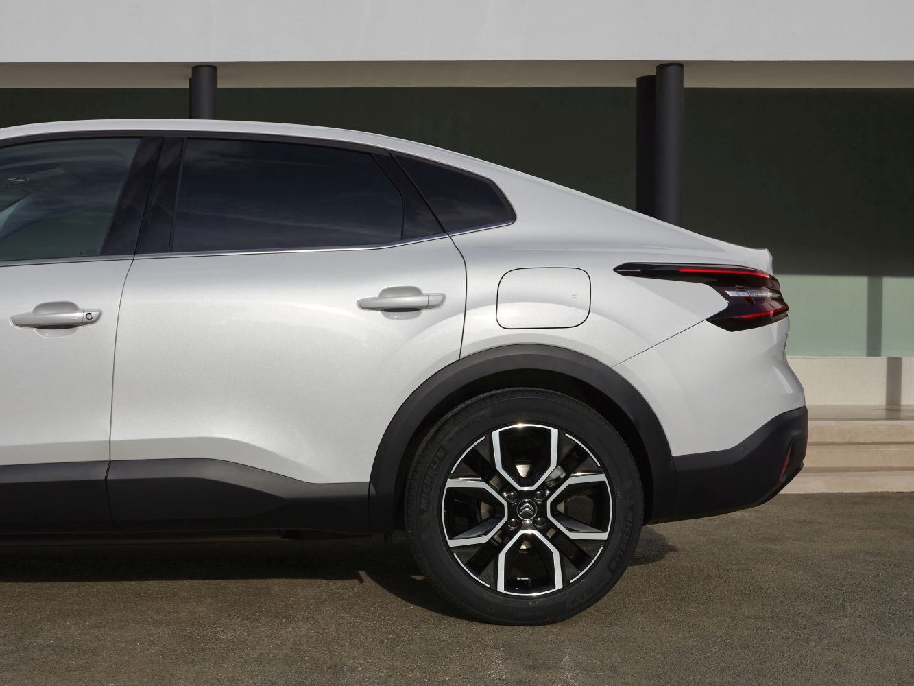 Citroen C4 X technical specifications and fuel economy